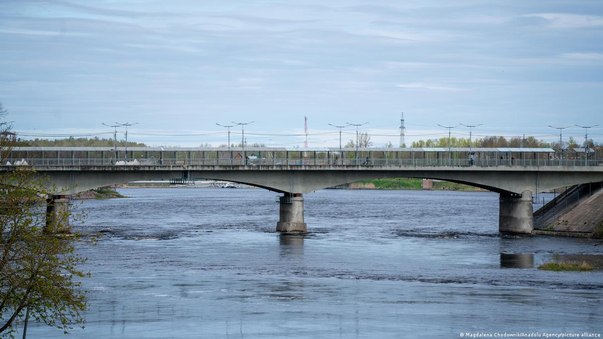 Estonia says Russia removed navigation buoys near border – DW – 05/24/2024