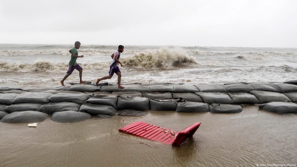 Cyclone Remal causes death and damage in Bangladesh, India – DW – 05/27 ...
