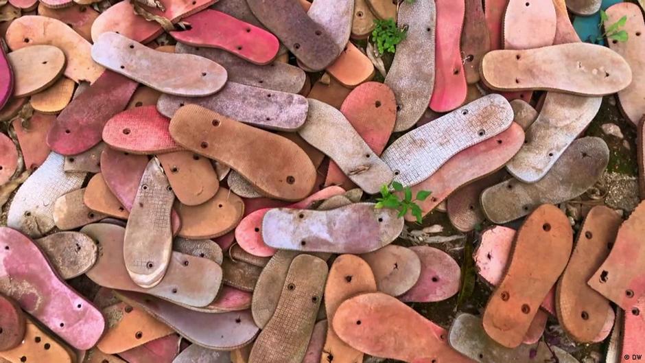 Ugandan artist creates paint from old flip flops – DW – 05/31/2024
