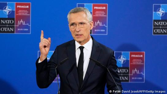 NATO-Chef will langfristige stabile Militärhilfe für Ukraine – DW – 12. ...