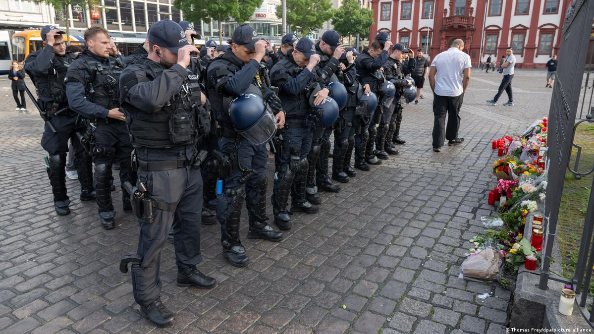 German police officer injured in Mannheim knife attack dies – DW – 06 ...