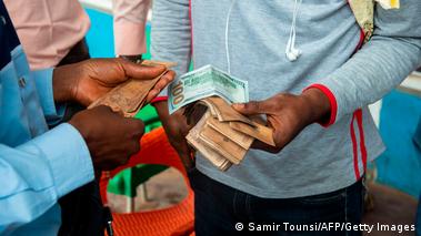 Des affaires de détournements secouent la RDC – DW – 18/07/2024