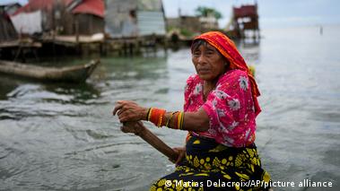 Climate change forces Panama islanders to relocate