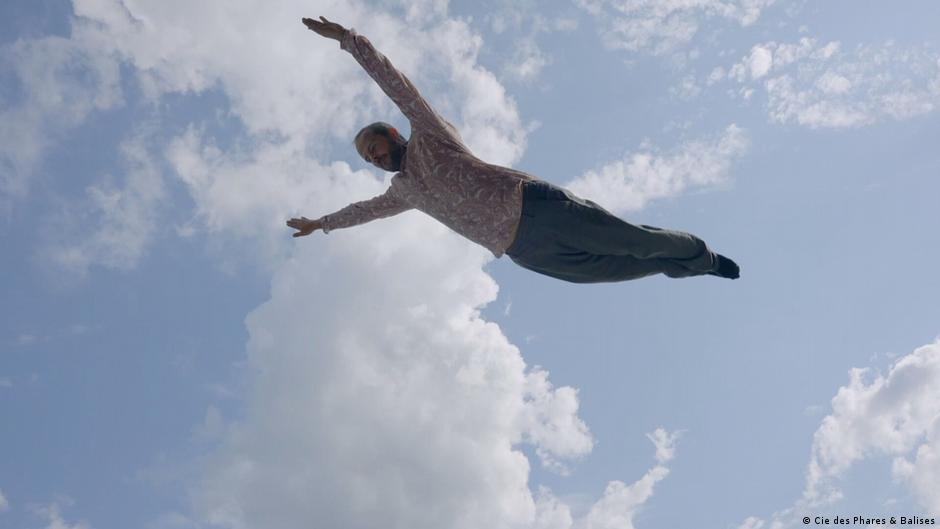 Dancer Yoann Bourgeois falls with grace – DW – 06/09/2024