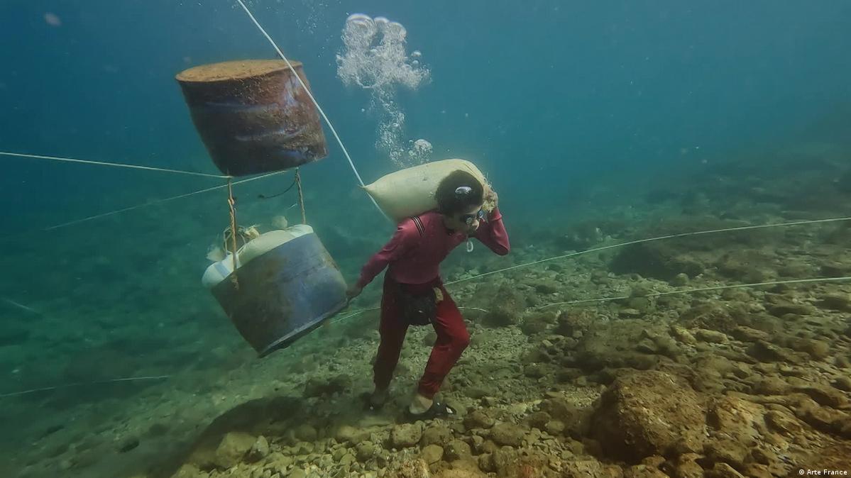 Dangerous Diving - Child Gold Miners in the Philippines