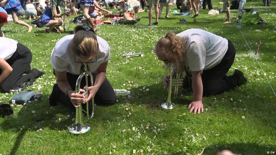 مسابقة بريطانية غريبة: إخراج ديدان حية من تربة الأرض – DW – 2024/6/14