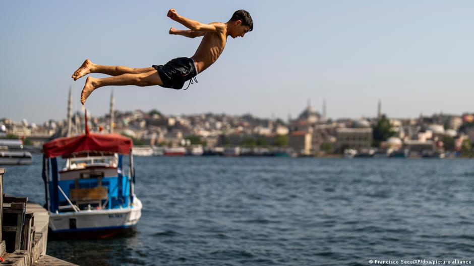Thousands swim between continents in iconic Istanbul race