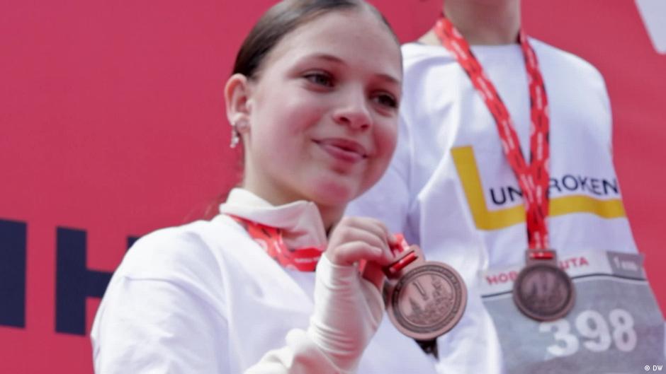 Ukrainian girl runs for charity after losing her legs