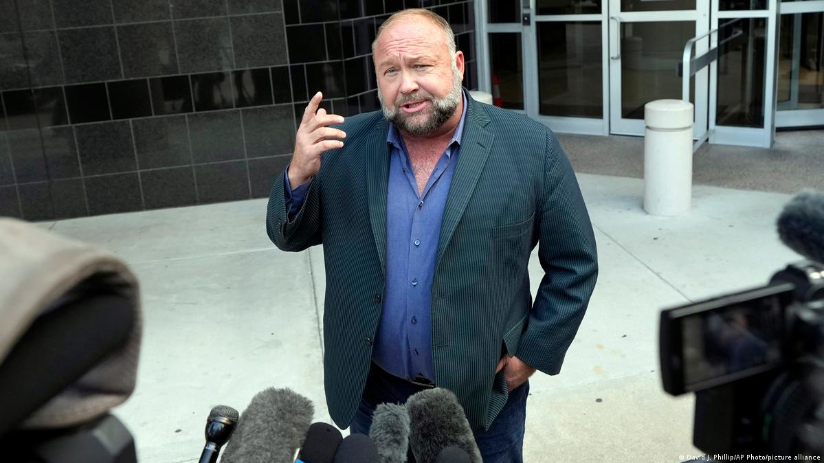 US court allows sale of Alex Jones' assets – DW – 06/15/2024