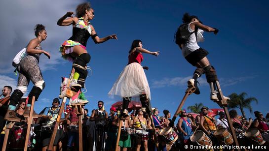 A brief history of stilt walking – DW – 07/26/2024