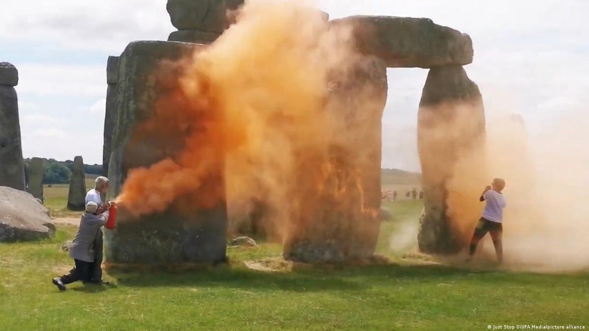 Stonehenge sprayed with paint by environmental protesters – DW – 06/19/2024