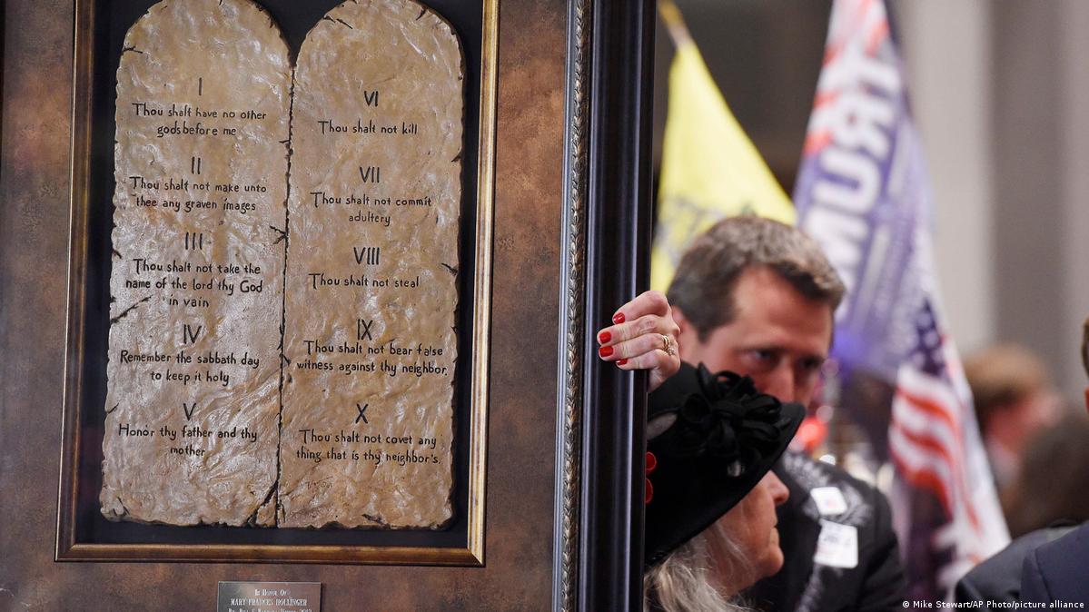 US: Louisiana moves to put Ten Commandments in classrooms – DW – 06/20/2024