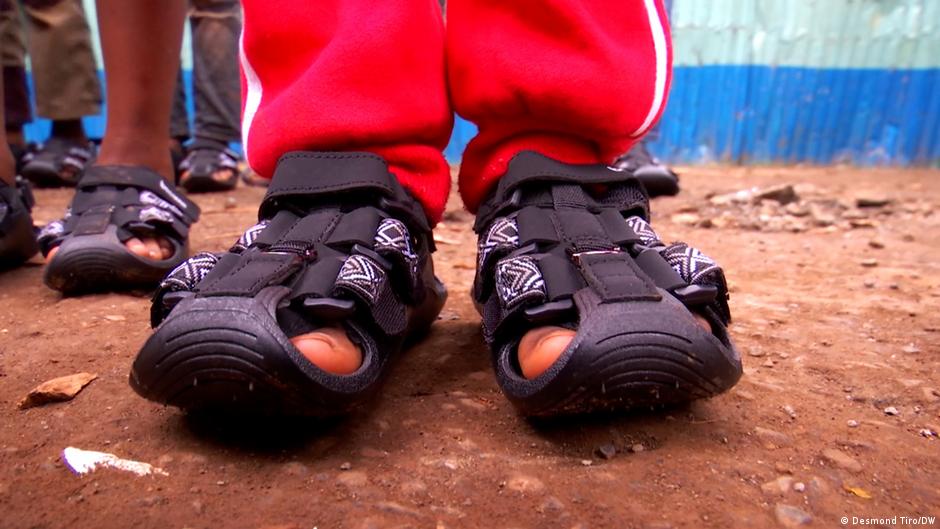In Kenya, innovative shoes help boost kids' confidence – DW – 06/26/2024