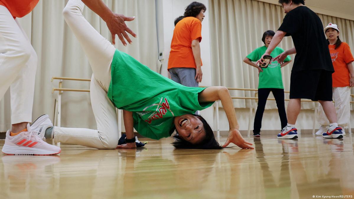 Japan's seniors take up breakdancing – DW – 06/23/2024