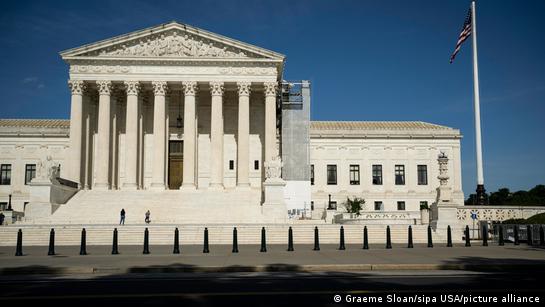 US Supreme Court upholds gun ban for domestic abusers – DW – 06/21/2024