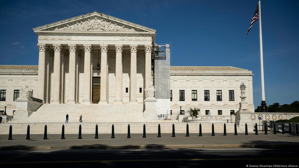 US Supreme Court upholds gun ban for domestic abusers – DW – 06/21/2024