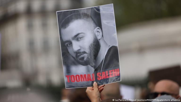 Iran overturns death penalty for rapper Toomaj Salehi – DW – 06/22/2024