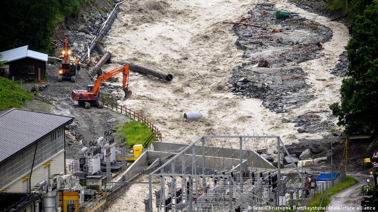 Switzerland: Floods cause deadly landslide