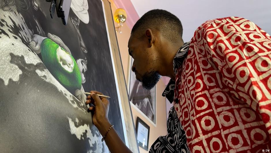 Ugandan artist uses paintings to end stigma on vitiligo – DW – 06/25/2024