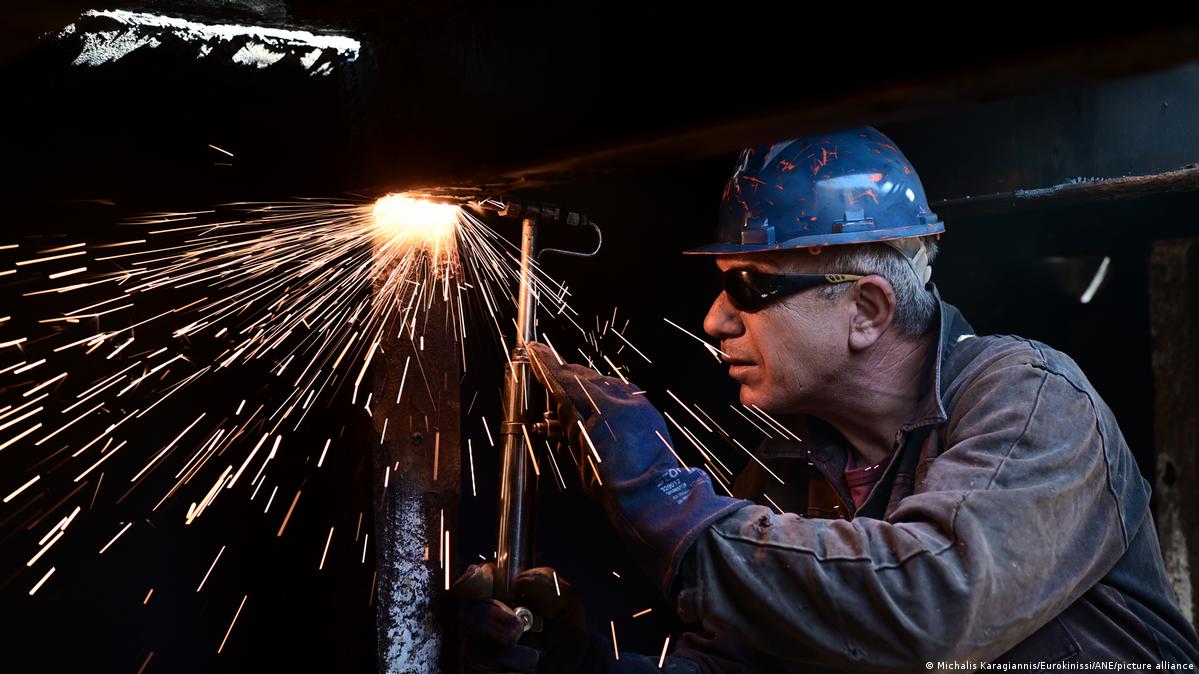 Is Greece's new six-day workweek a model for others? – DW – 07/01/2024