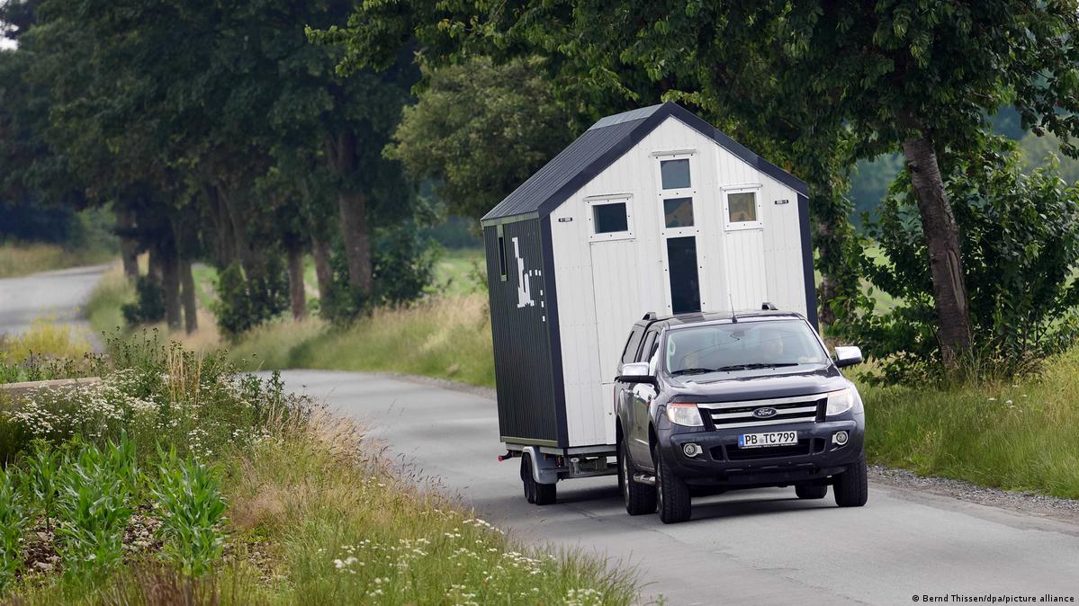 "Ενοικιάζεται" εκκλησάκι με ρόδες – DW – 28/06/2024