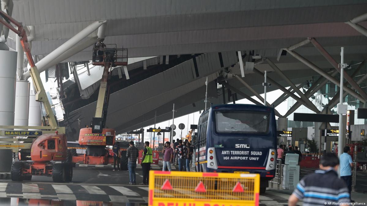 India: Canopy collapse at New Delhi airport after heavy rain – DW – 06 ...