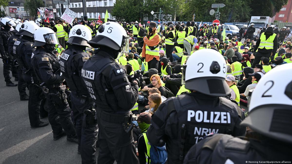 Germany: AfD meets as protesters clash with police outside – DW – 06/29 ...