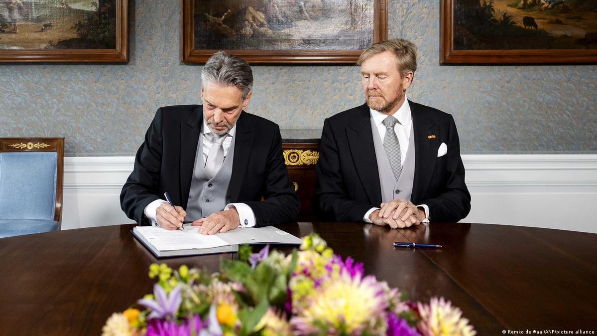 Dick Schoof: Ex-spy chief sworn in as Dutch prime minister – DW – 07/02 ...