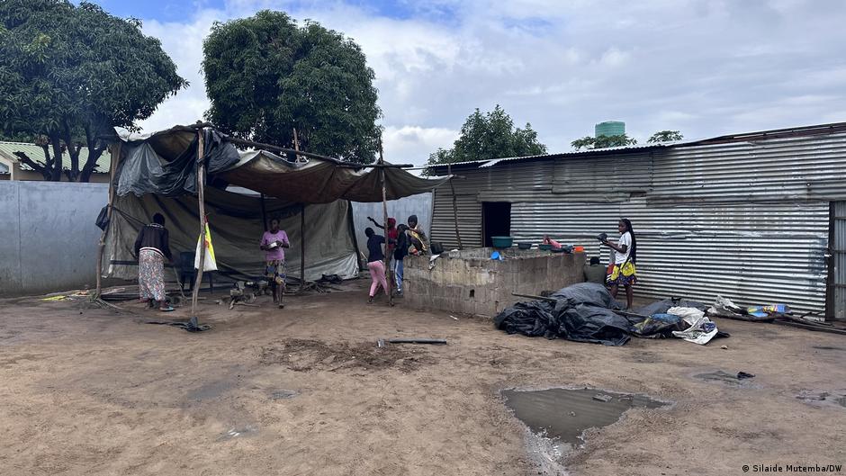 Cheias em Maputo: Desalojados vivem em condições precárias – DW – 04/07 ...