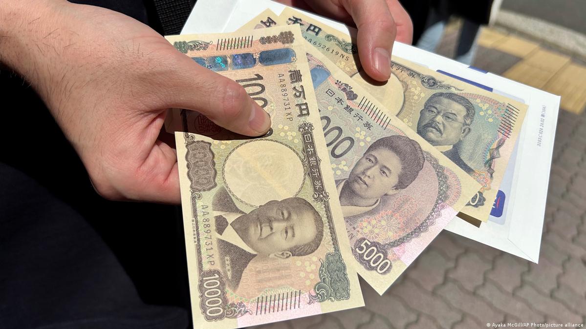 Japan issues first new banknotes in decades – DW – 07/03/2024