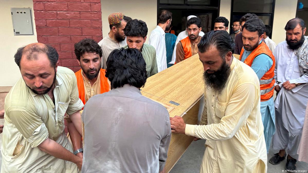 Pakistan: Bomb kills former senator close to Afghan border – DW – 07/03 ...