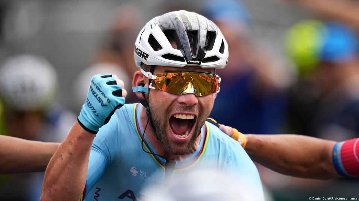 Tour de France: Cavendish wins record 35th stage