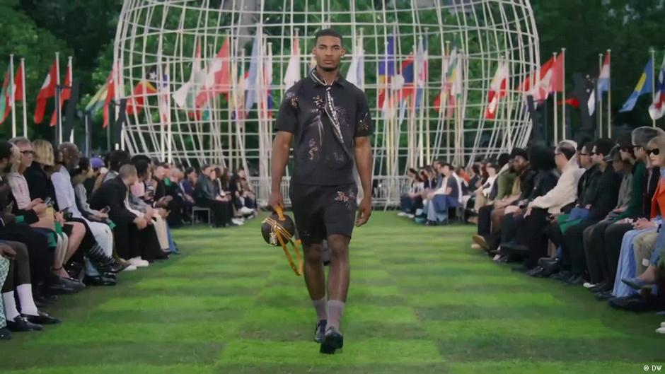 Fashion Capital Paris Dressing up for the Olympics – DW – 07/05/2024