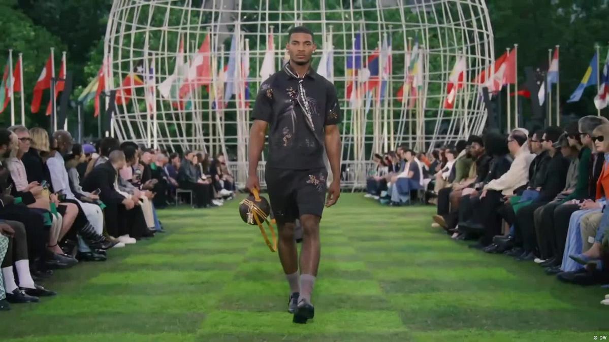 Fashion Capital Paris Dressing up for the Olympics – DW – 07/05/2024