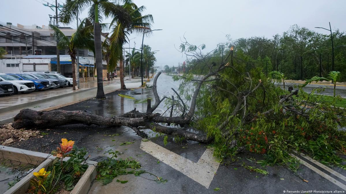 Hurricane Beryl makes landfall in Mexico – DW – 07/05/2024