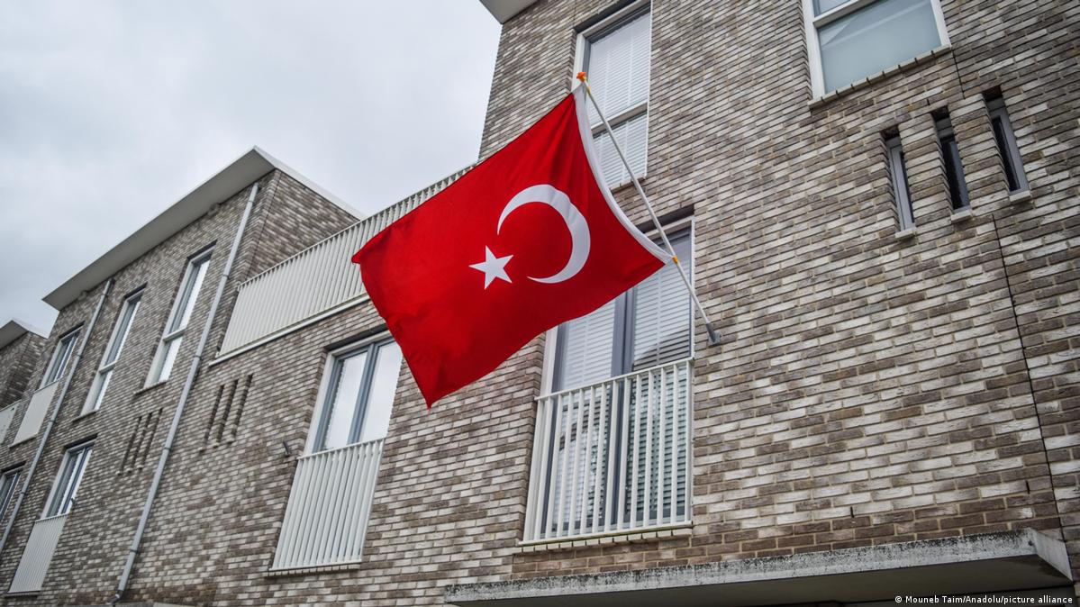 German police urge Turkish fans to avoid 'wolf' sign – DW – 07/06/2024