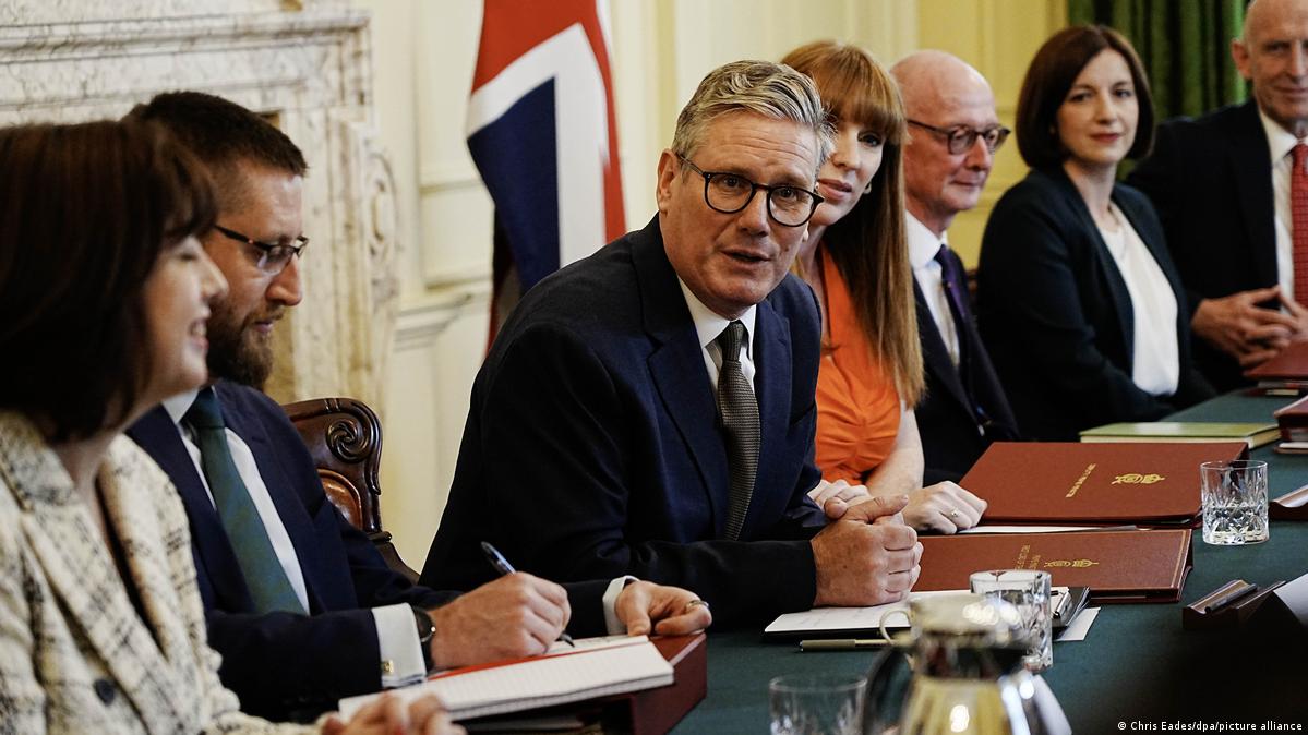 UK's Starmer says Rwanda deportation plan 'dead and buried' – DW – 07 ...