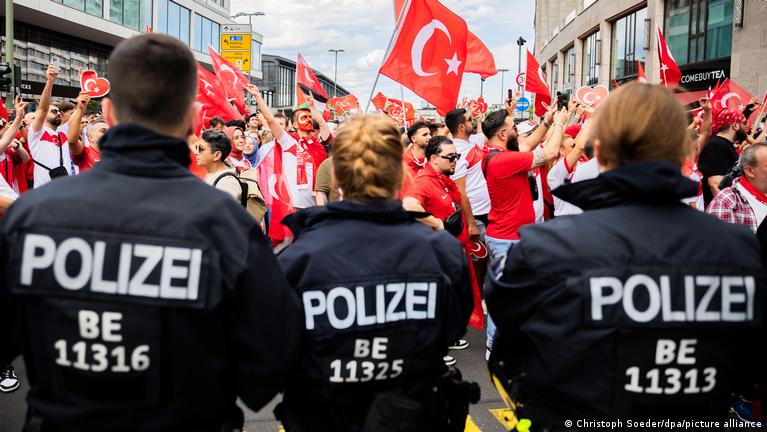 Turkey: Wolf salute controversy continues after Euro 2024 – DW – 07/16/2024