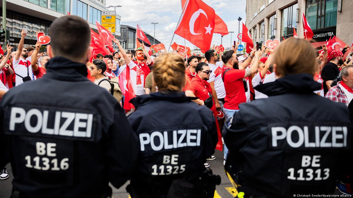 Türkei: Wohin führt die Provokation mit dem Wolfsgruß?