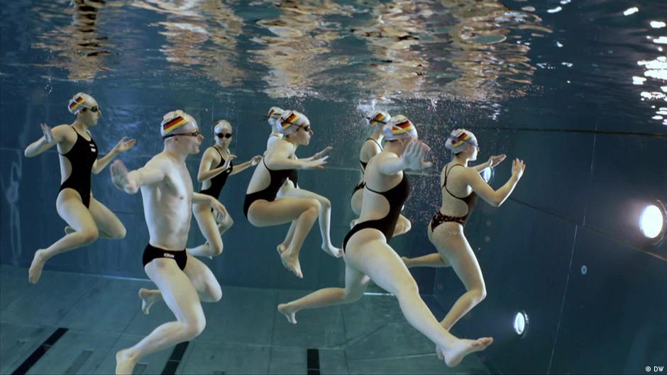 Alone among women — the story of a male synchronized swimmer – DW – 08 ...