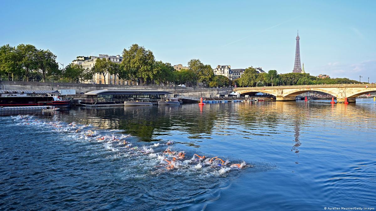 Paris mayor swims in Seine ahead of Olympics – DW – 07/17/2024