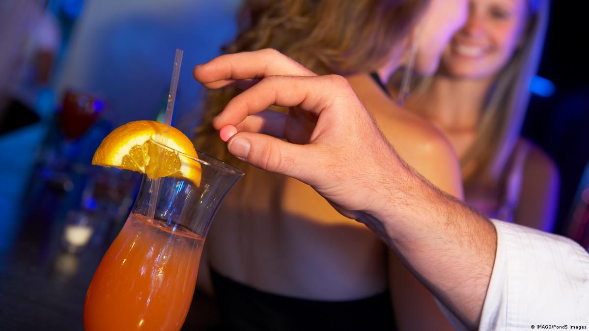 Crean pulsera "Centinela" que detecta drogas en las bebidas – DW – 12/07/2024