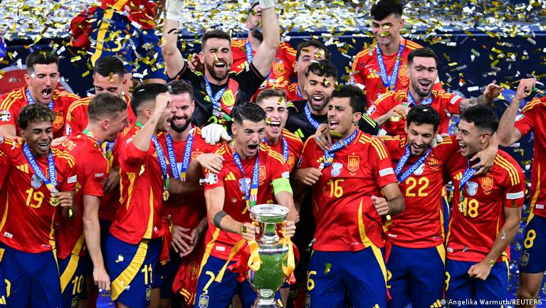 Euro 2024: Spain strike late, beating England 2-1 in final – DW – 07/14 ...