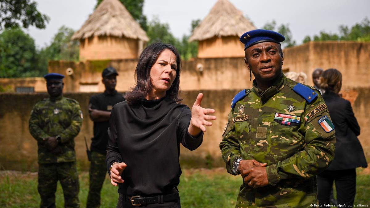 Baerbock observes counterterrorism training in Ivory Coast – DW – 07/17/2024