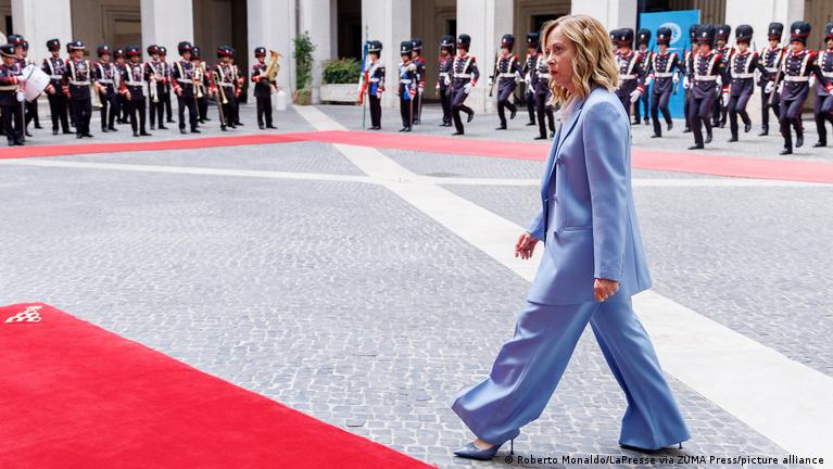 Giorgia Meloni height jibe costs Italian journalist €5,000 – DW – 07/19 ...