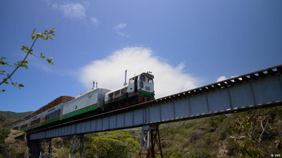 ZonaDocu - Crucero en el tren caribeño de caña de azúcar - Ferrocarril panorámico de San ...