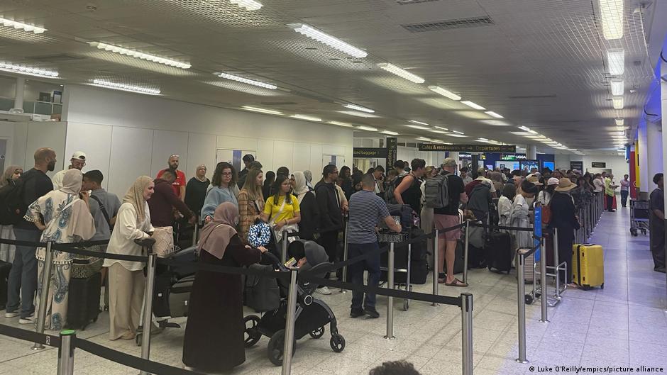 Evacúan parte del aeropuerto de Gatwick por "incidente" – DW – 22/11/2024