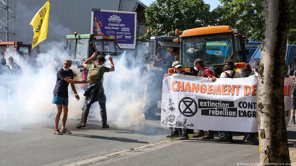 French police, protesters clash over La Rochelle reservoirs