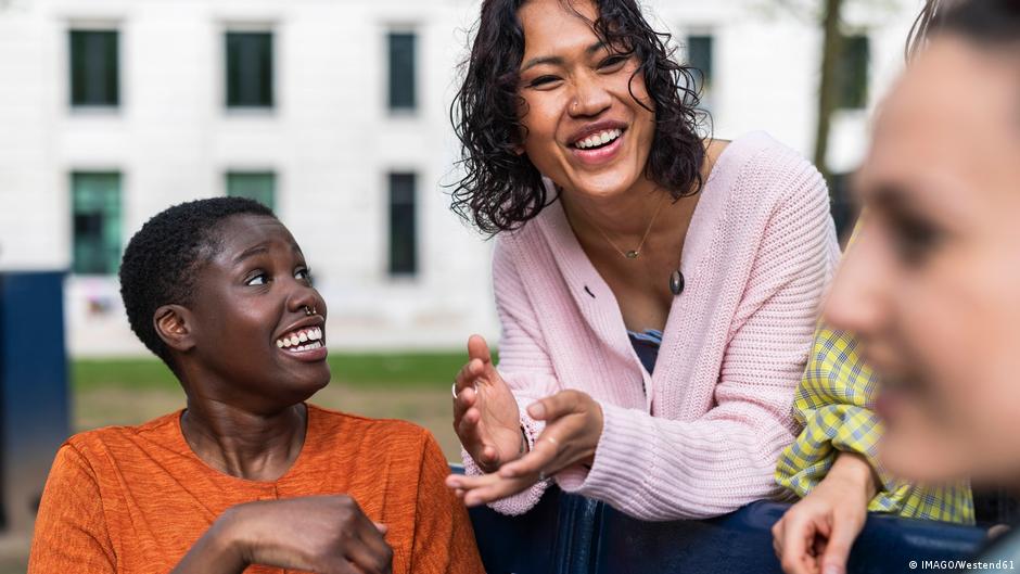 Psicólogos revelan un truco para caerle bien a la gente – DW – 24/07/2024