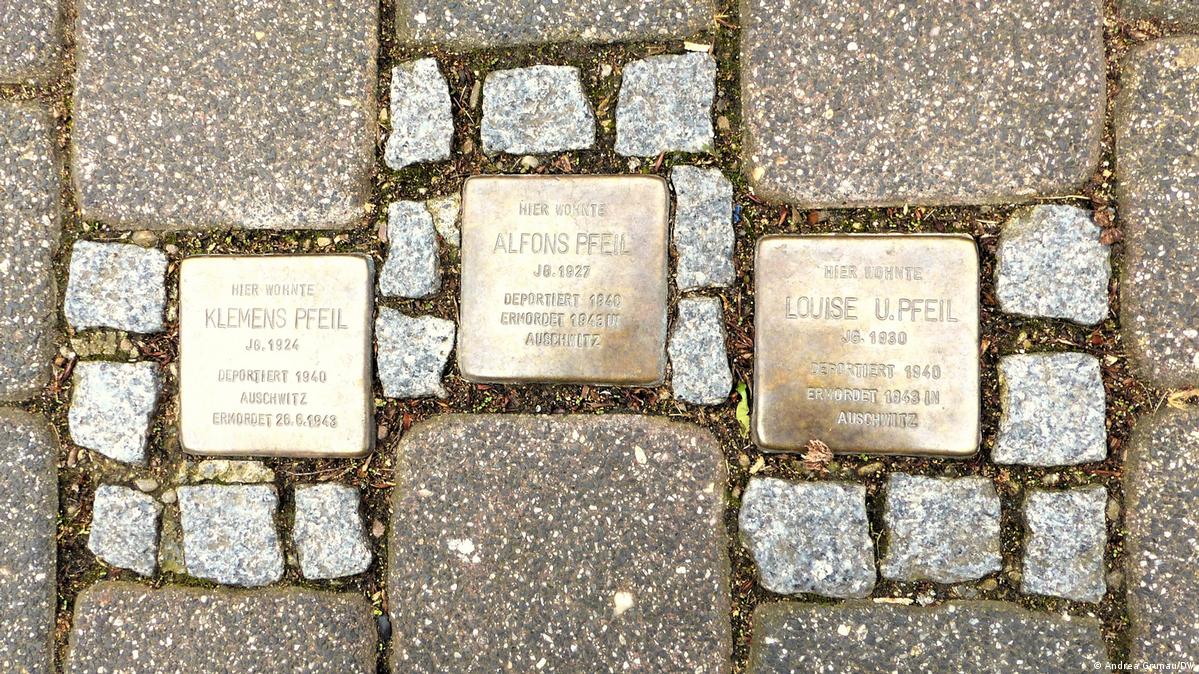 Holocaust victims memorial stones stolen in German town – DW – 10/09/2024